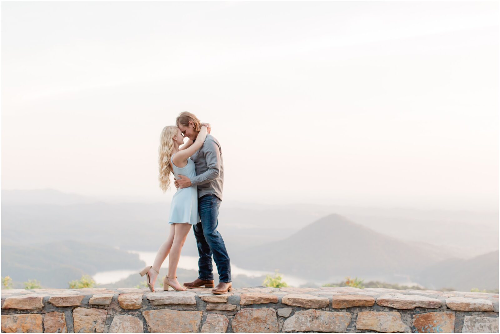 A Photographer's 12 Favorite Engagement Photo Poses | alyssa-rachelle.com